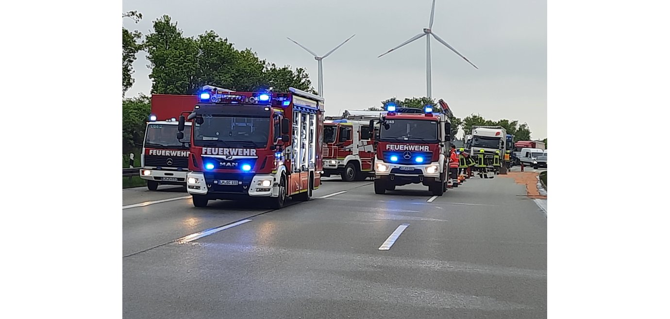 30.04.2022 - LKW-Unfall mit Gefahrgut | Feuerwehr Bad Camberg